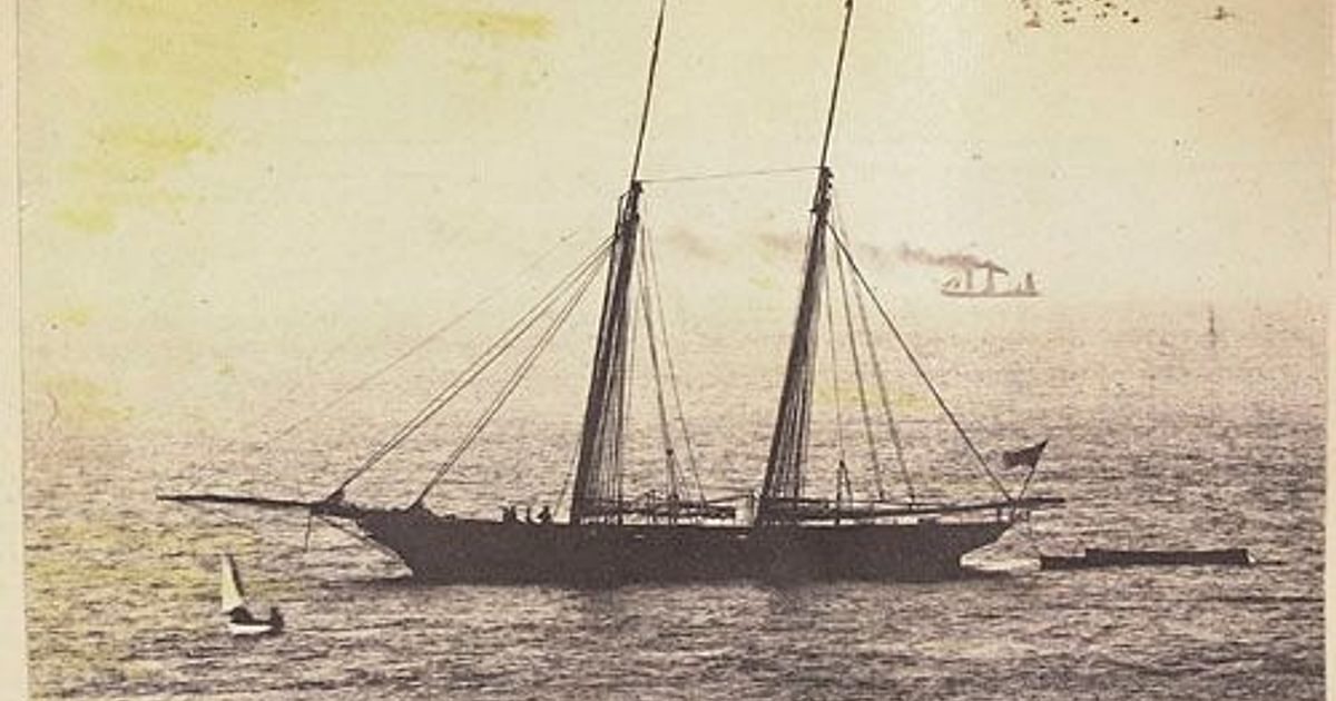 Le Yacht « Toe » de sir B. Chichester au large, de l'album du… | Musée ...