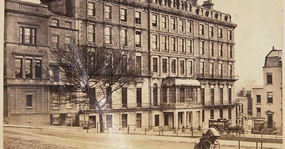 Édifice en Angleterre, de l'album du capitaine Frederick Stevenson ...