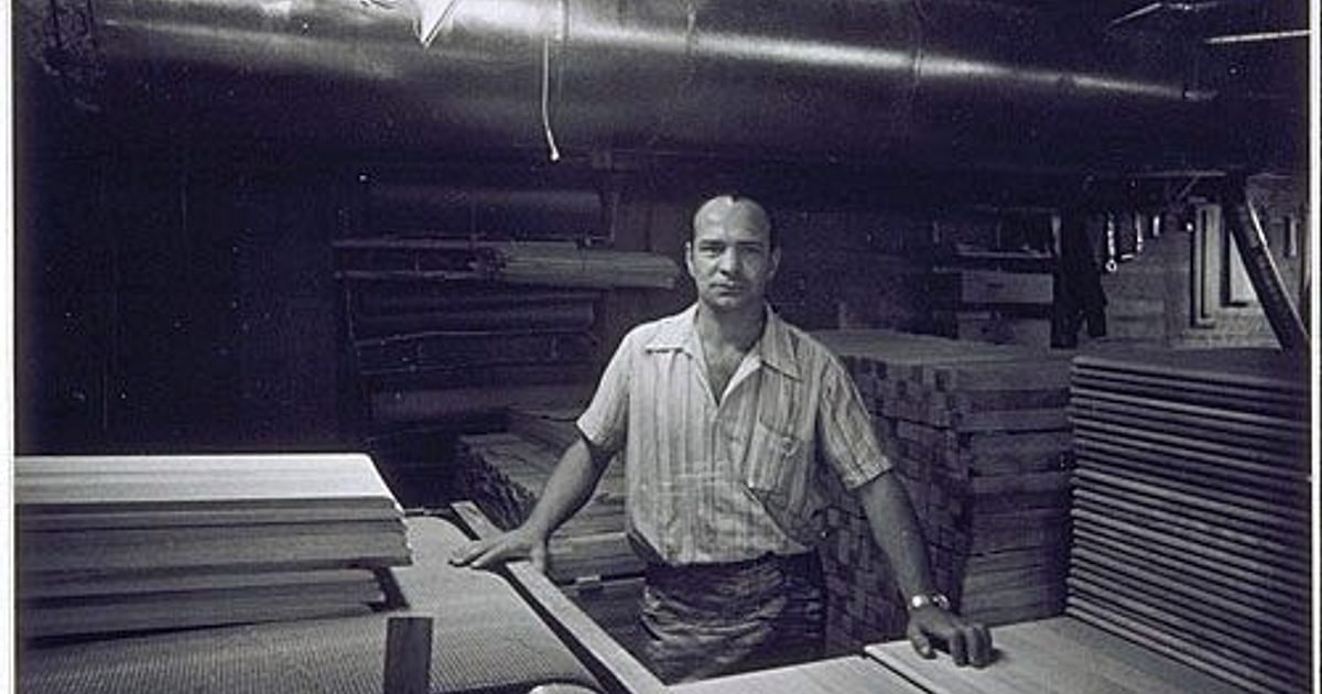 Ouvrier de l'usine de meubles «Marius Ouellet», de la série «… | Musée ...