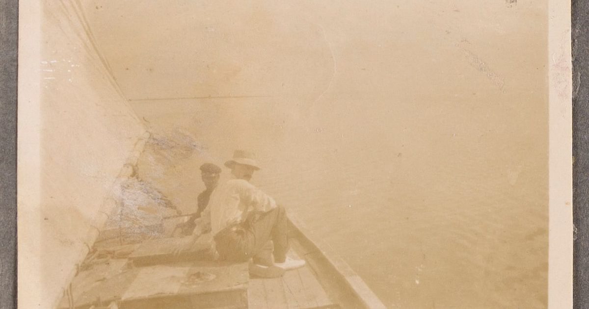 Le Capitaine Joseph Dugas et un homme sur un bateau, Carleton-sur-Mer ...