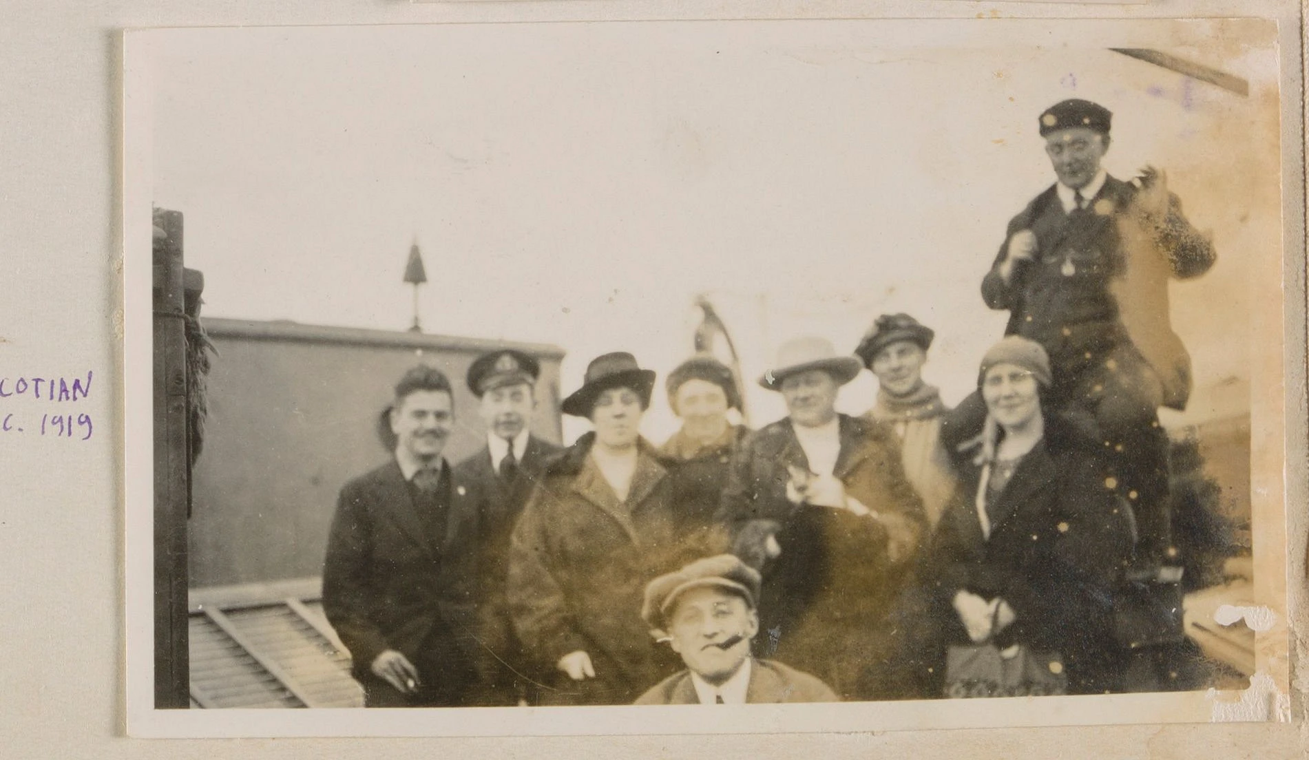 Monsieur et madame Fernand Préfontaine avec un groupe sur le paquebot ...