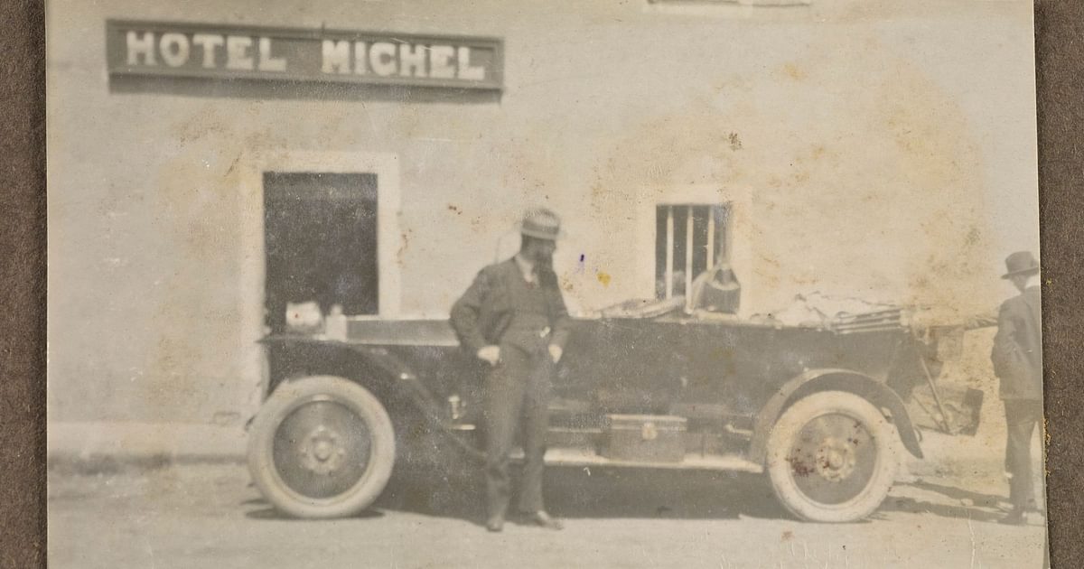 Adrien Hébert et Léo-Pol Morin devant l'Hôtel Michel,… | Musée national ...