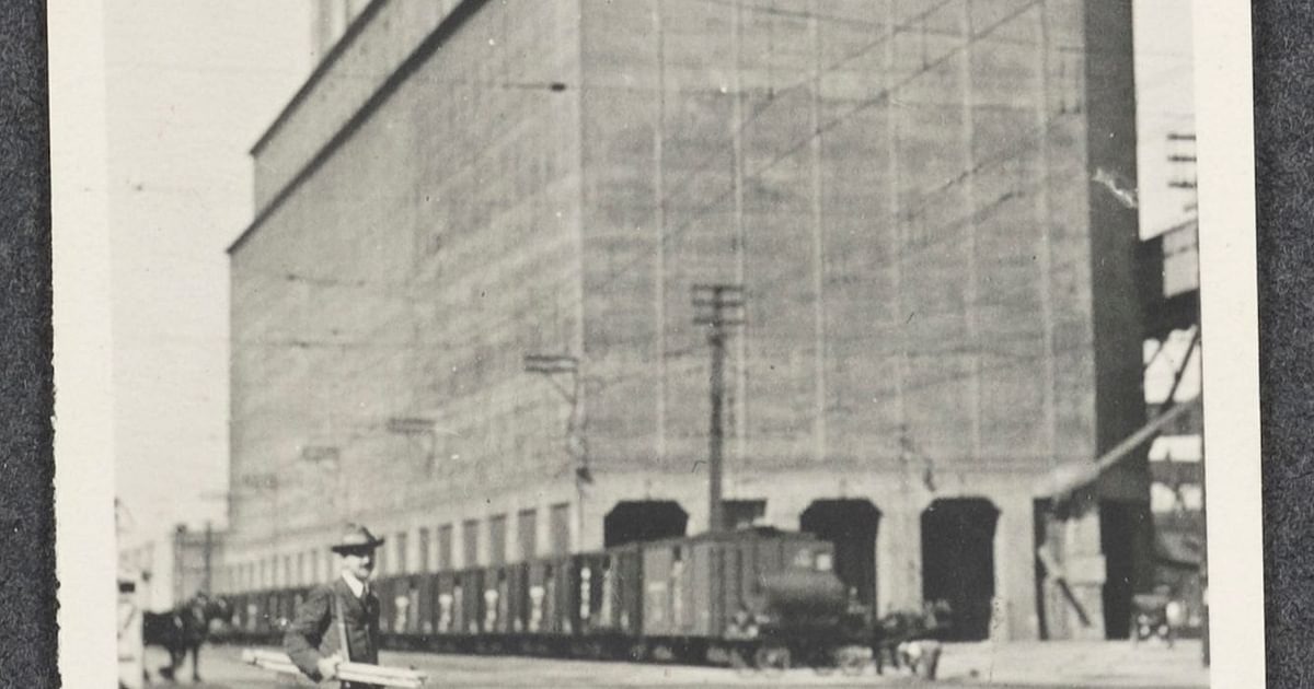 Adrien Hébert devant l'élévateur à grain nº 2, Montréal | Musée ...