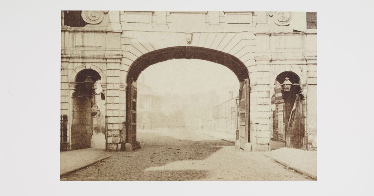 À distance (La Porte Saint-Louis) | Musée national des beaux-arts du ...