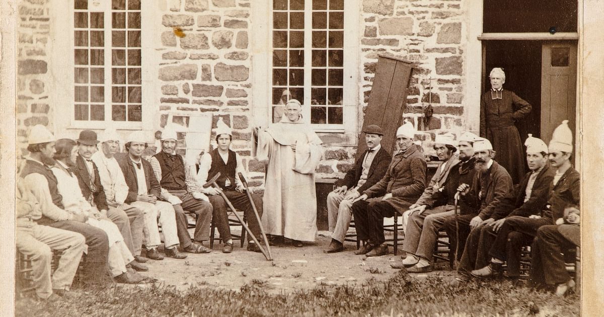 Le Père Gérard, trappiste, bénissant un groupe de malades à… | Musée ...