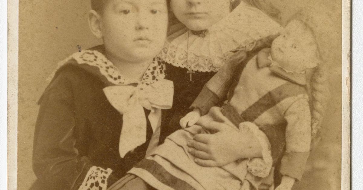 Portrait de deux enfants avec une poupée | Musée national des beaux ...