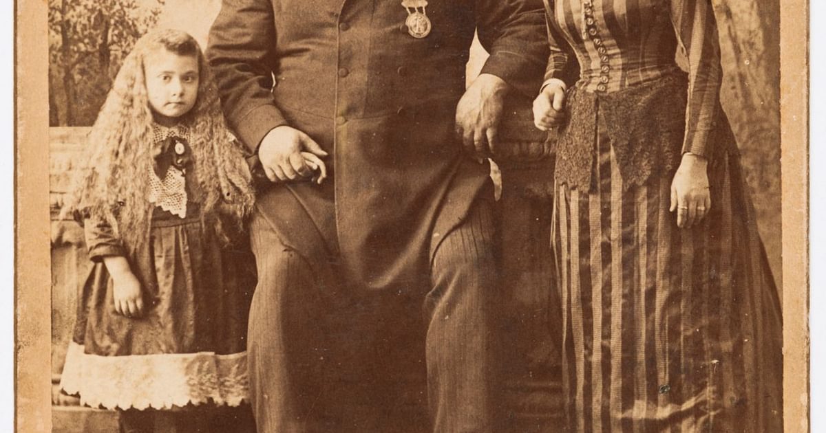 Louis Cyr, son épouse, Mélina Comtois, et leur fille, Émiliana | Musée ...