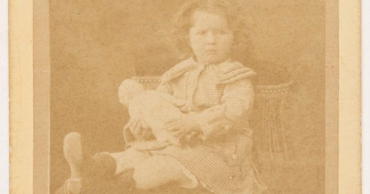 Portrait de fillette avec une poupée | Musée national des beaux-arts du ...