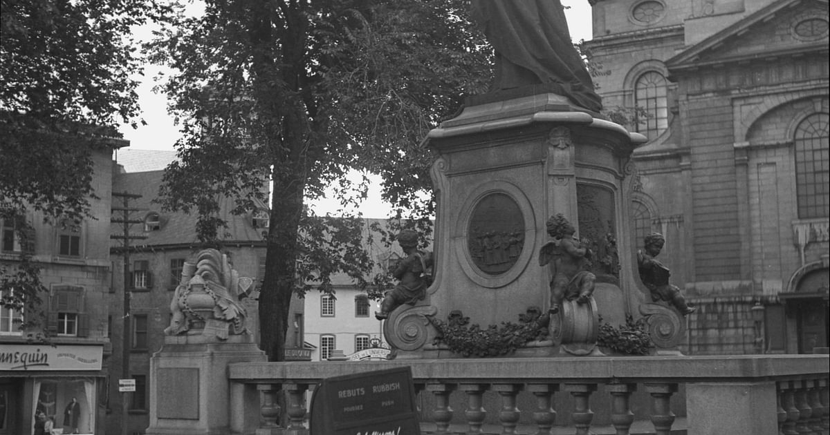 Vue de profil du monument du Cardinal Elzéar-Alexandre Taschereau et ...